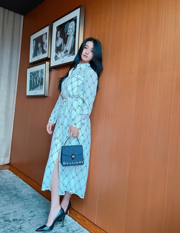 Koki、ルイヴィトンのドレスを着こなす大人な1枚。スリットから覗く美脚にうっとり！ | 歌詞検索サイト【UtaTen】ふりがな付