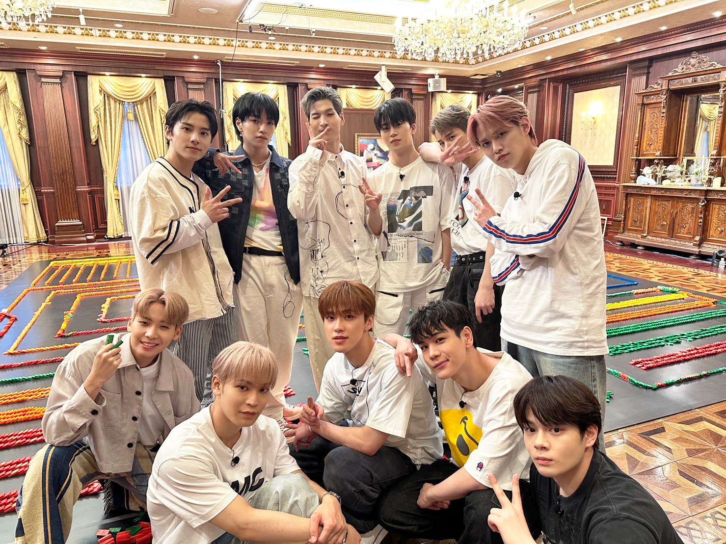 JO1、仲良し感あふれる笑顔に癒される！「JO1CX-TV」で1万ピースドミノに挑戦 | 歌詞検索サイト【UtaTen】ふりがな付