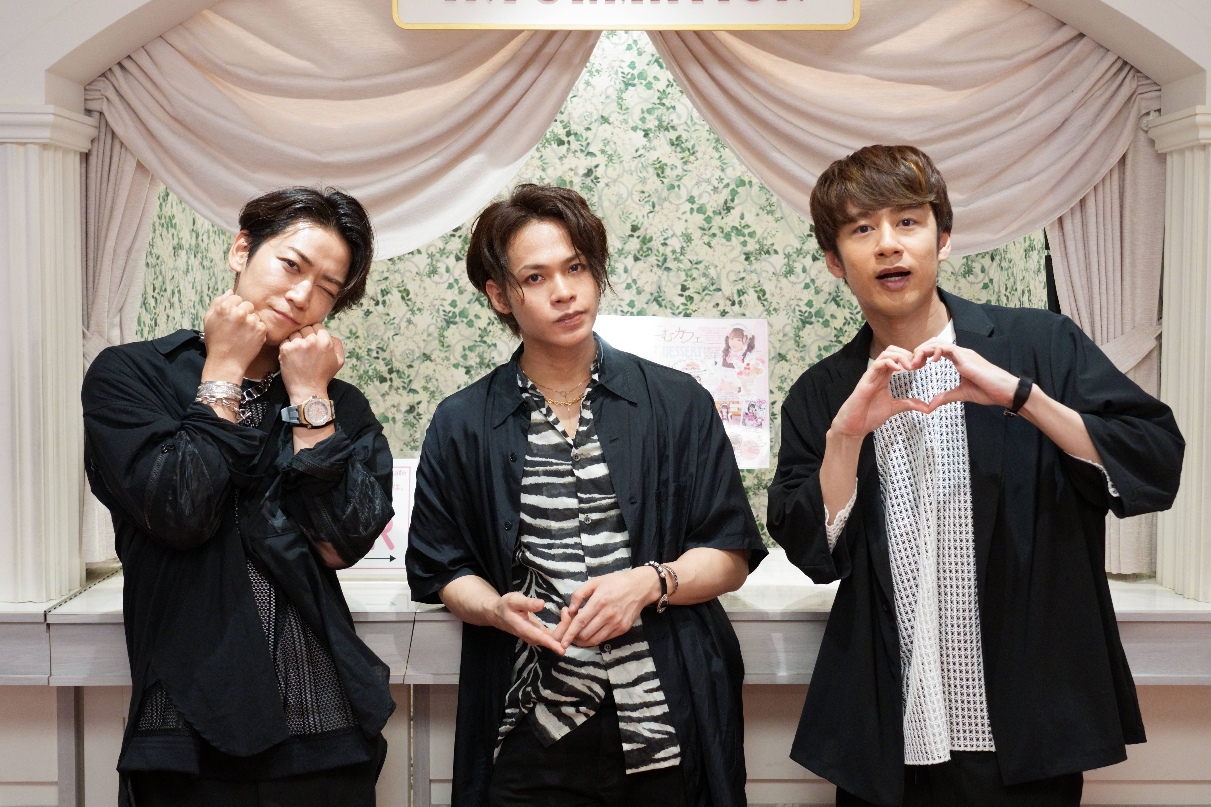 KAT-TUN、3人のレアなポーズが可愛すぎ！「何するカトゥーン？」老舗メイドカフェを探訪 | 歌詞検索サイト【UtaTen】ふりがな付