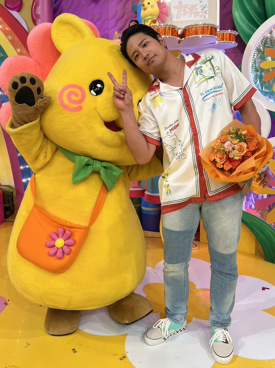 ジャニーズWEST・桐山照史、34歳バースデーにハピナンデスと密着ショット！ | 歌詞検索サイト【UtaTen】ふりがな付