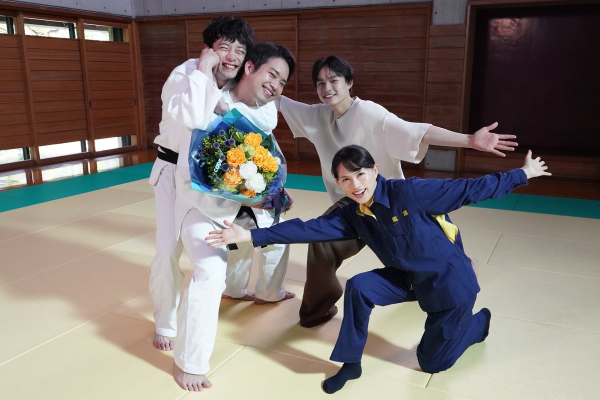 坂口健太郎、くしゃくしゃ笑顔が超カワイイ！三浦貴大のクランクアップ『CODE』 | 歌詞検索サイト【UtaTen】ふりがな付