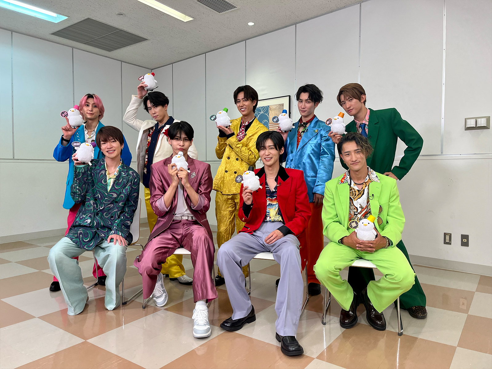 Snow Man、メンカラ仕様のシマエナガちゃんとニッコリ「Dangerholic」リリース日に「THE TIME,」出演 | 歌詞検索サイト【UtaTen】ふりがな付