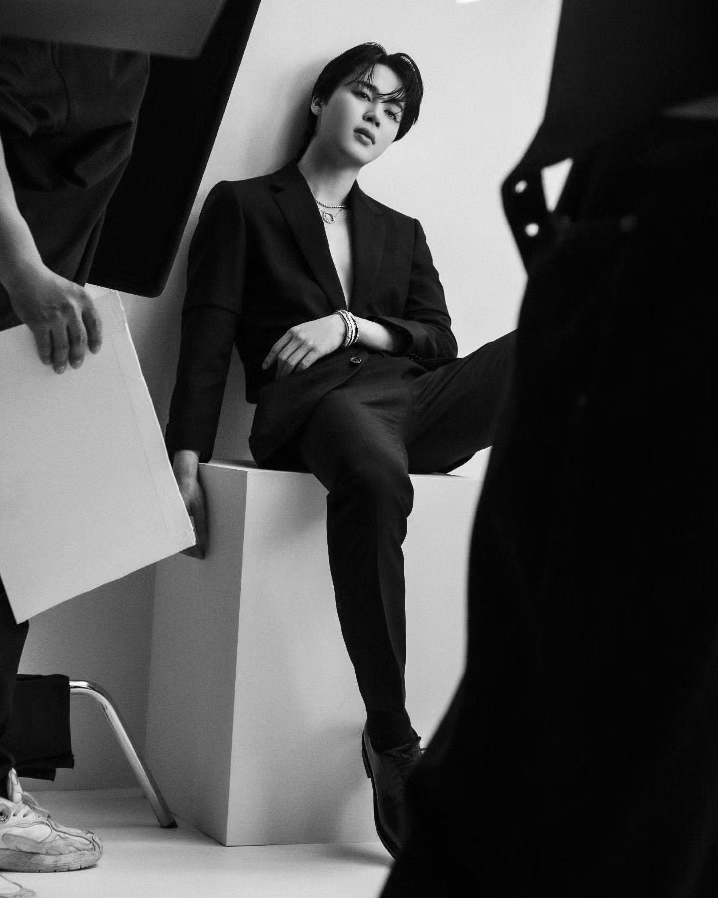 BTS・ジミン、素肌にスーツをまとって色気ダダ漏れ！気だるそうな表情にもドキドキ | 歌詞検索サイト【UtaTen】ふりがな付