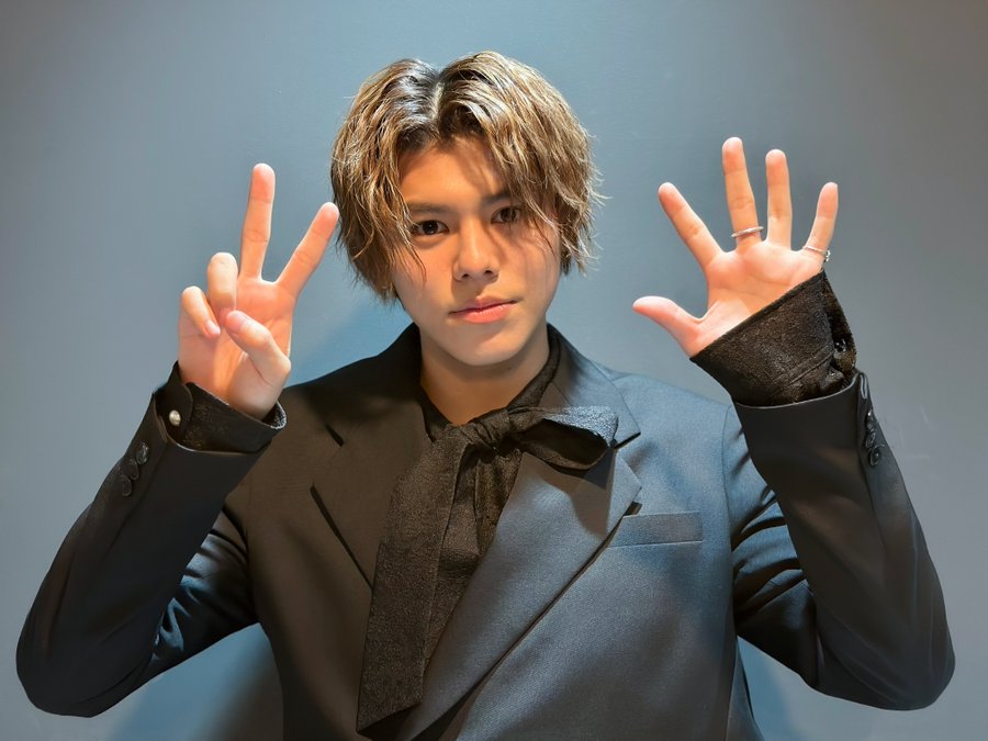 BE:FIRST・LEO、エレガントな黒スーツ姿の王子様！25歳のバースデーも最強な笑顔 | 歌詞検索サイト【UtaTen】ふりがな付