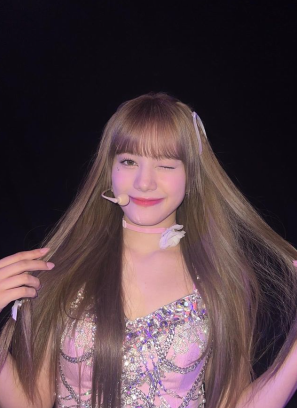 NiziU・ニナ、キュートなプリンセス降臨！キュルキュルな瞳の破壊力抜群ドアップにメロメロ | 歌詞検索サイト【UtaTen】ふりがな付