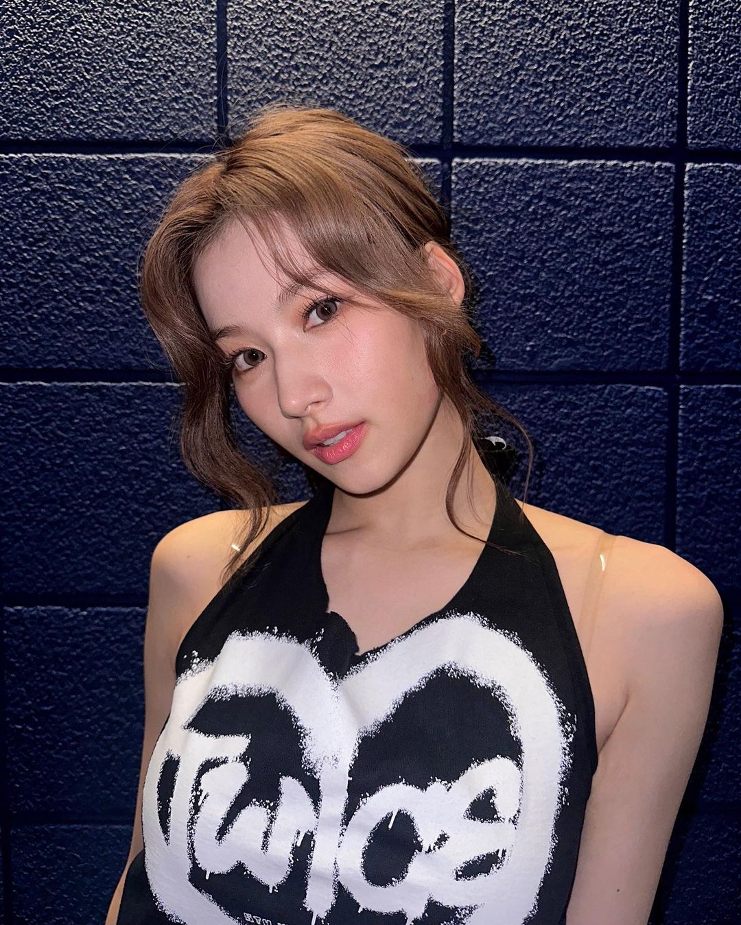 TWICE・サナ、半開きの口元がセクシーで大人っぽ！ロンドン公演の美しいまとめ髪スタイル | 歌詞検索サイト【UtaTen】ふりがな付