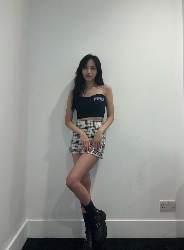 TWICE・ミナ、最強のボディラインを大胆にアピール！セクシーでキュートなミナに釘付け | 歌詞検索サイト【UtaTen】ふりがな付