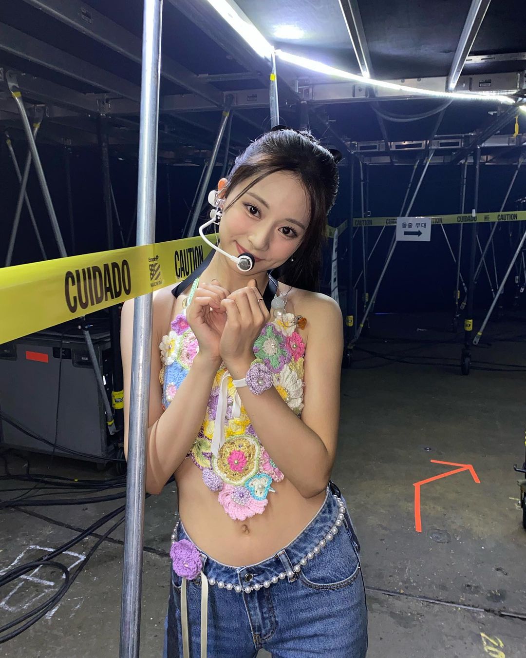 TWICE・ツウィ、大胆おヘソ見せルックが超キュート！ガーリー衣装の美スマイルにメロメロ | 歌詞検索サイト【UtaTen】ふりがな付