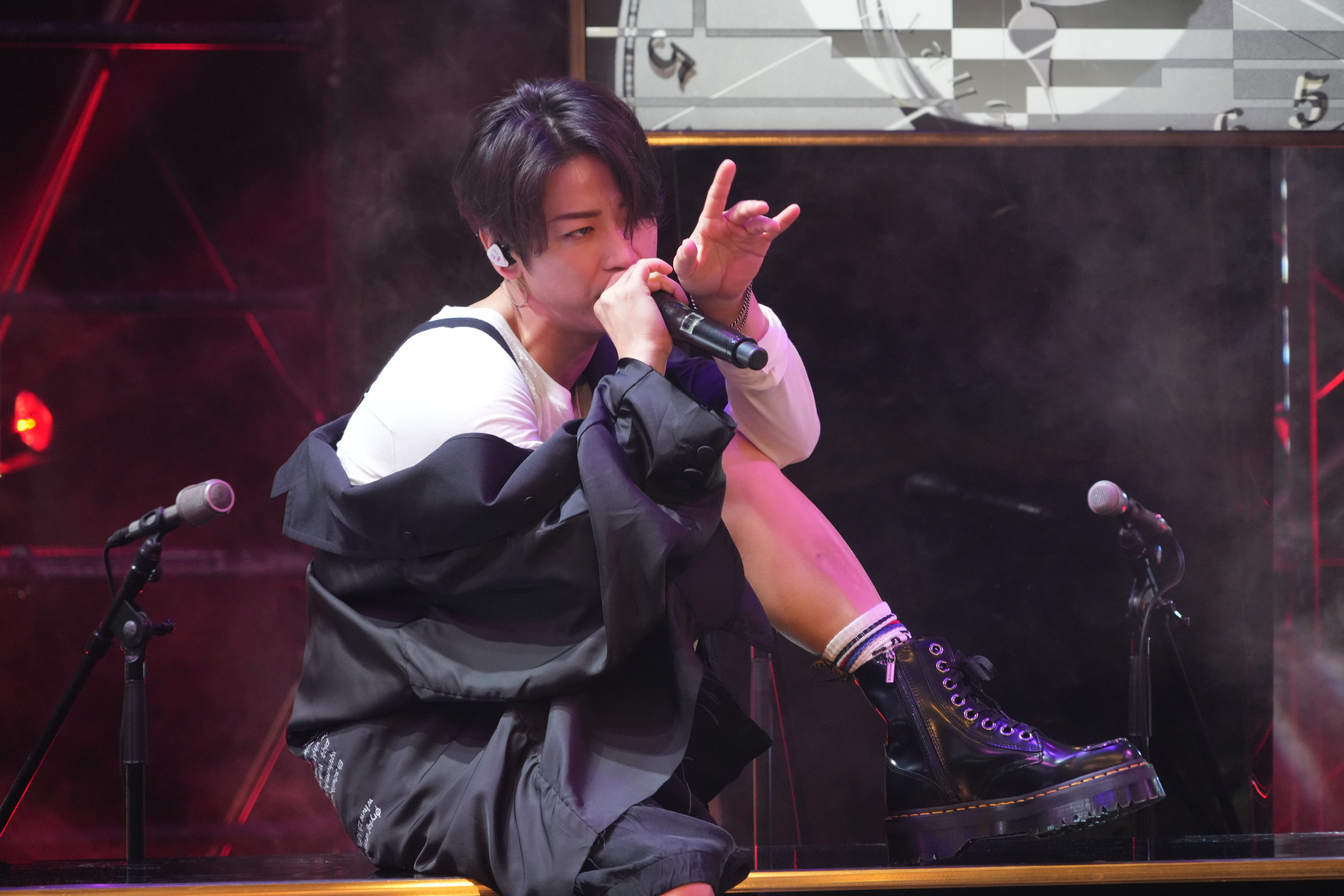 KAT-TUN・亀梨和也、視線も仕草も色っぽ！大好評のサスペンダー&ハーフパンツ衣装で「Cross」を歌唱 | 歌詞検索サイト【UtaTen】ふりがな付