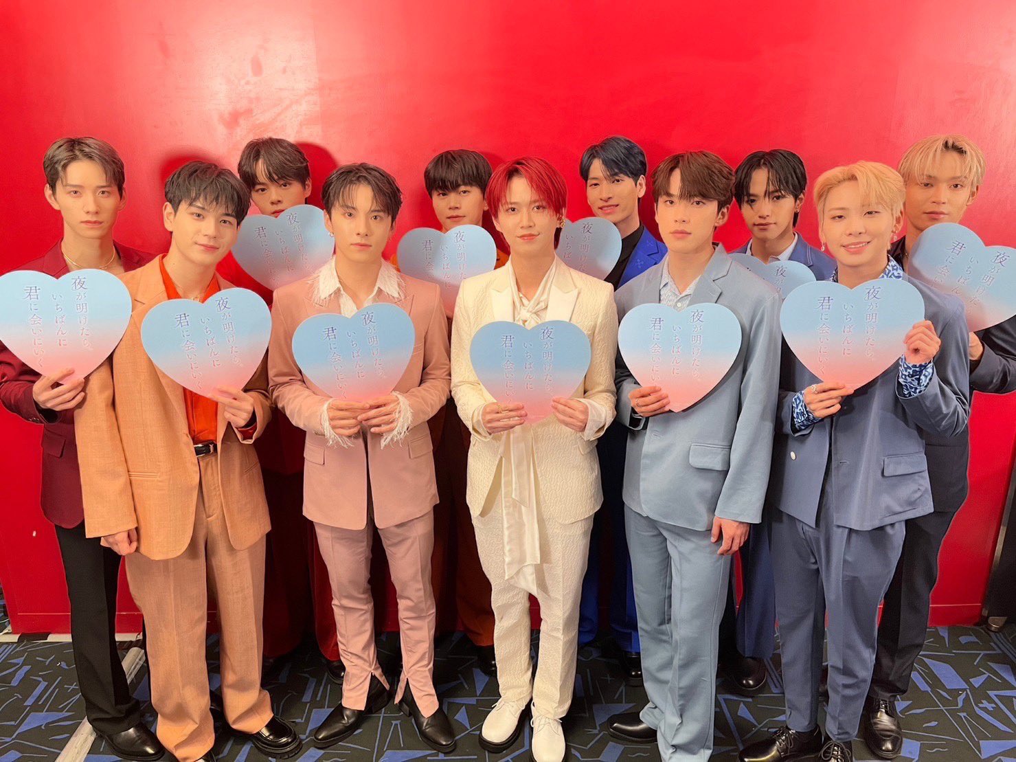 JO1、役名&曲名に合わせたグラデーションカラーの衣装姿にうっとり！白岩瑠姫主演「夜きみ」舞台あいさつに11人で登壇 | 歌詞検索サイト【UtaTen】ふりがな付