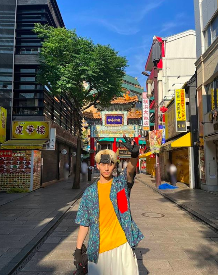 INI・西洸人、中華街で眼光鋭いピースサイン！「逃走中」リベンジならずで3度目のチャンス熱望 | 歌詞検索サイト【UtaTen】ふりがな付