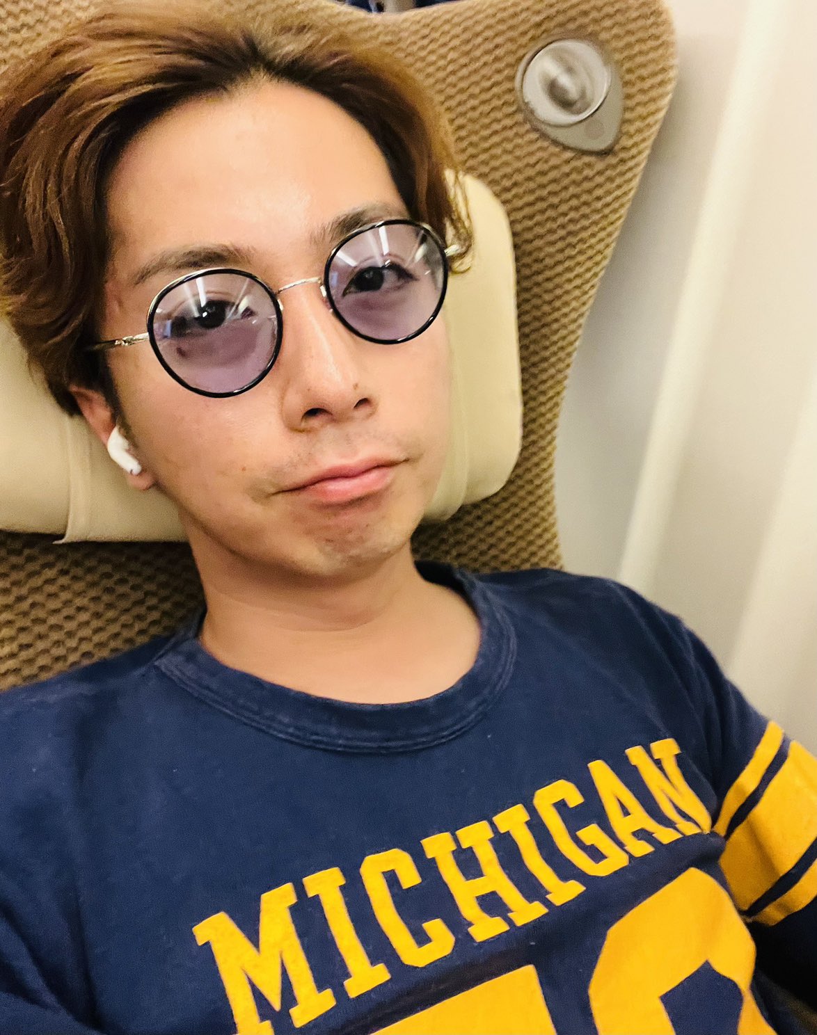 A.B.C-Z・河合郁人、リラックスモード全開な”フミ幹線”！カラサン越しのとろけた視線にキュン | 歌詞検索サイト【UtaTen】ふりがな付