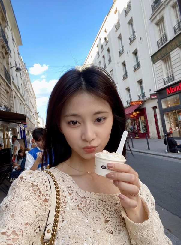 TWICE・ツウィ、初めてのエッフェル塔に感激の笑顔。ダヒョンとのラブラブデートが可愛すぎ！ | 歌詞検索サイト【UtaTen】ふりがな付