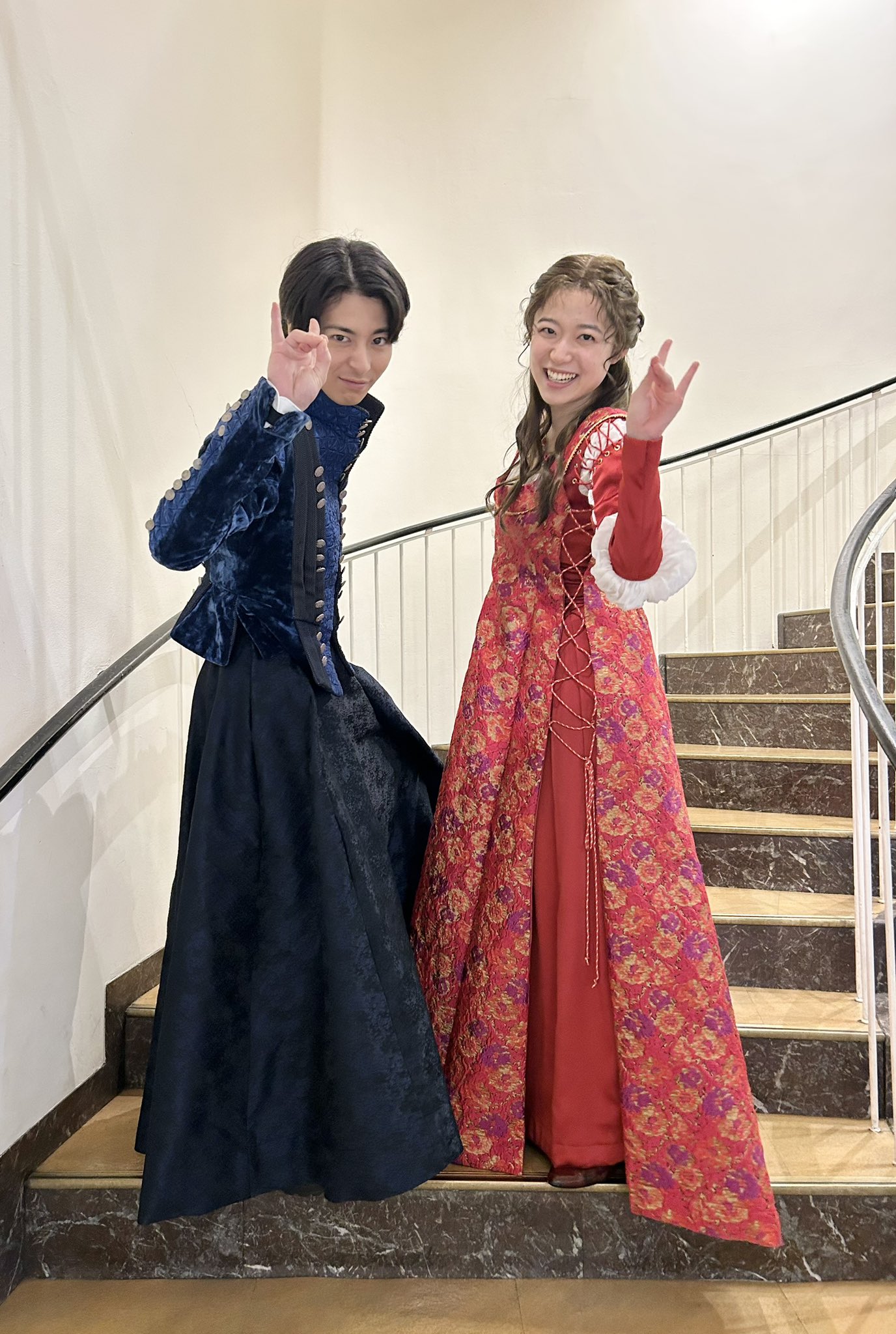 高杉真宙、ゴージャス衣装で謎のキツネポーズ？お茶目すぎるロミオ様にキュン | 歌詞検索サイト【UtaTen】ふりがな付