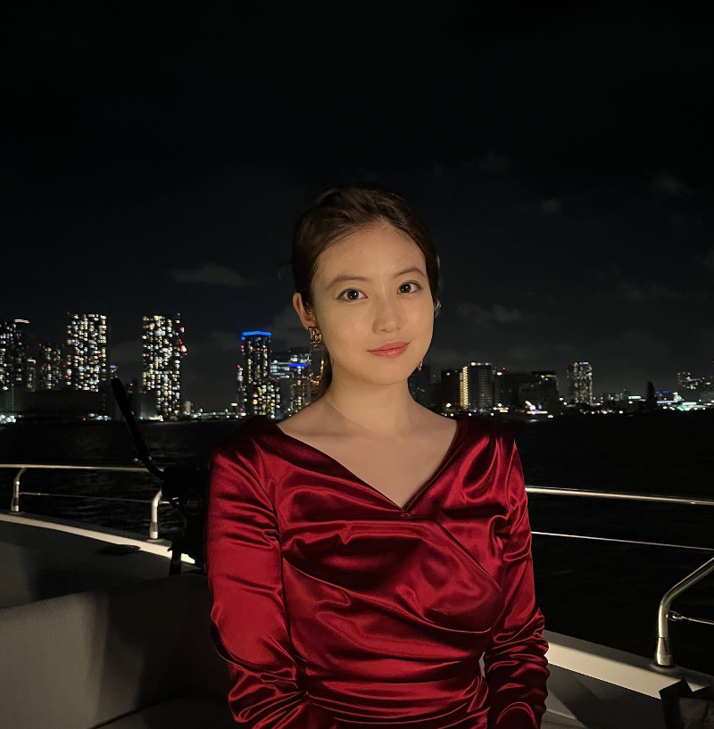 今田美桜、夜景より美しい澄んだ瞳。真っ赤なドレスでクルージングを満喫！ | 歌詞検索サイト【UtaTen】ふりがな付