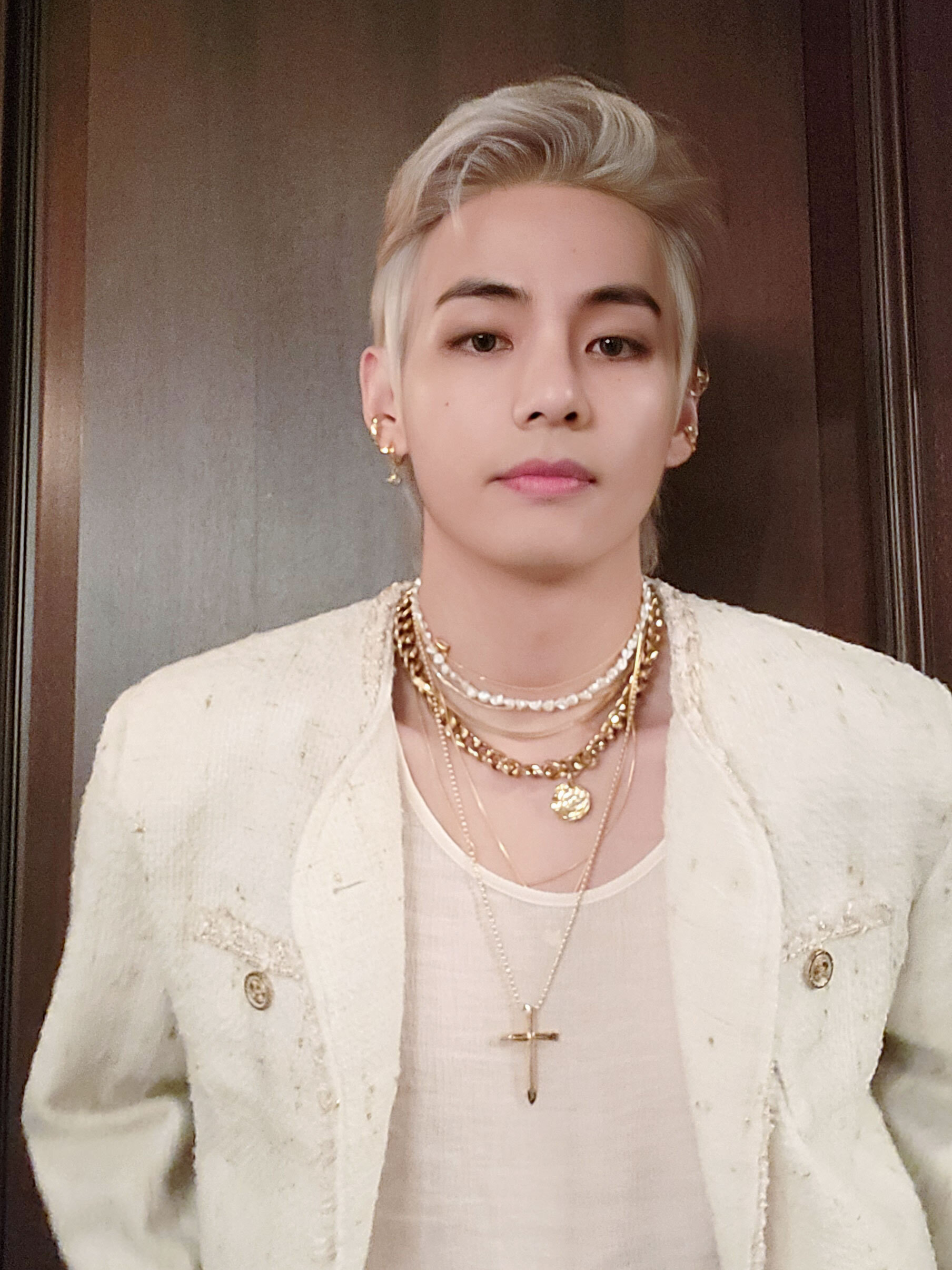 BTS・V、前髪ふわりのおでこ出しスタイルにビジュ炸裂！「CDTV」煌びやか王子ルックにメロメロ | 歌詞検索サイト【UtaTen】ふりがな付