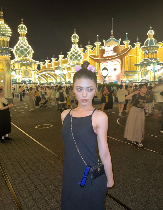 井手上漠、色っぽロングワンピでディズニー満喫！イタズラな笑顔にキュンが止まらない | 歌詞検索サイト【UtaTen】ふりがな付