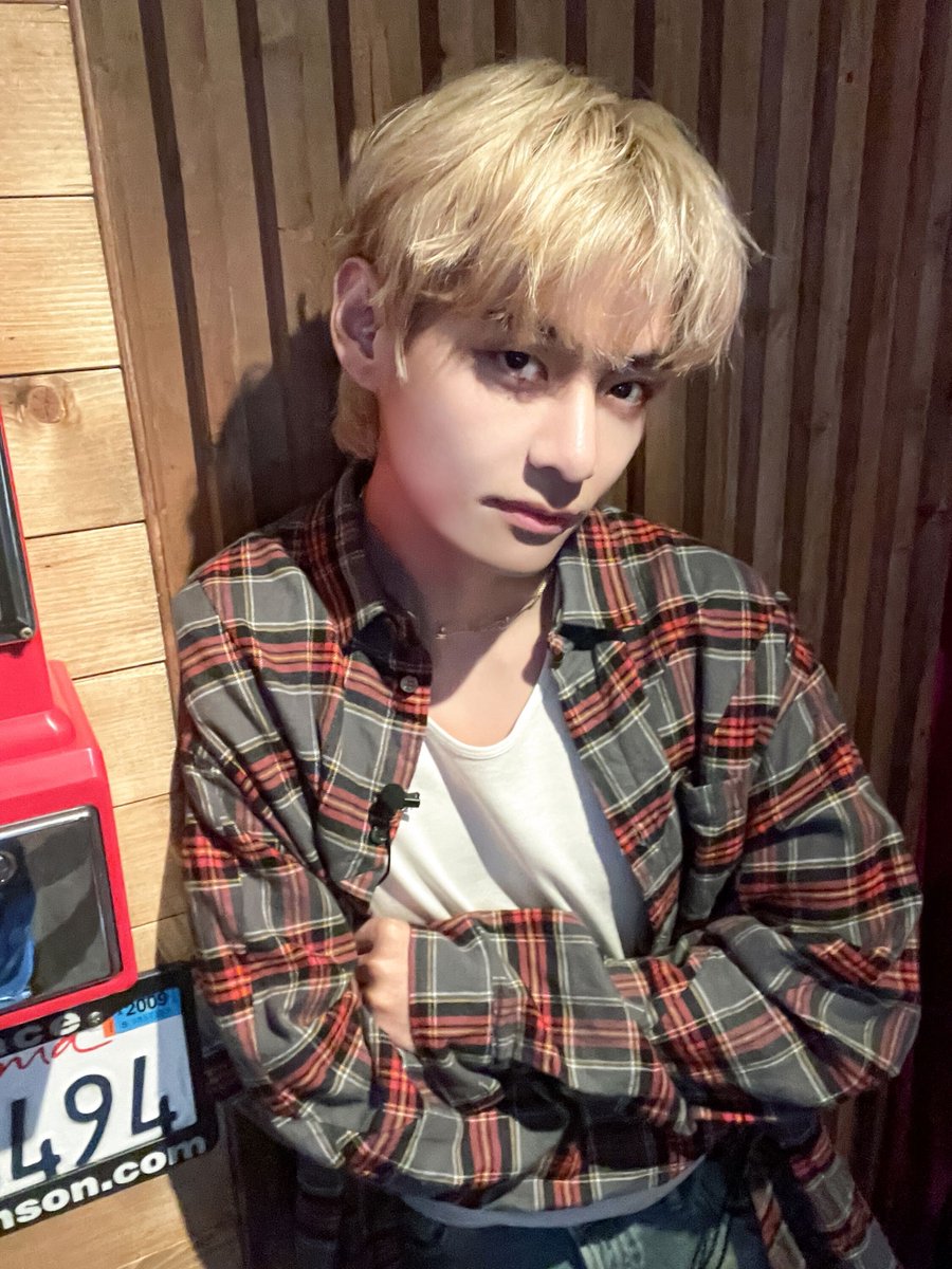 BTS・V、腕組むクールな表情も美しい！テテらしいおちゃめさ溢れるサプライズ企画が話題 | 歌詞検索サイト【UtaTen】ふりがな付