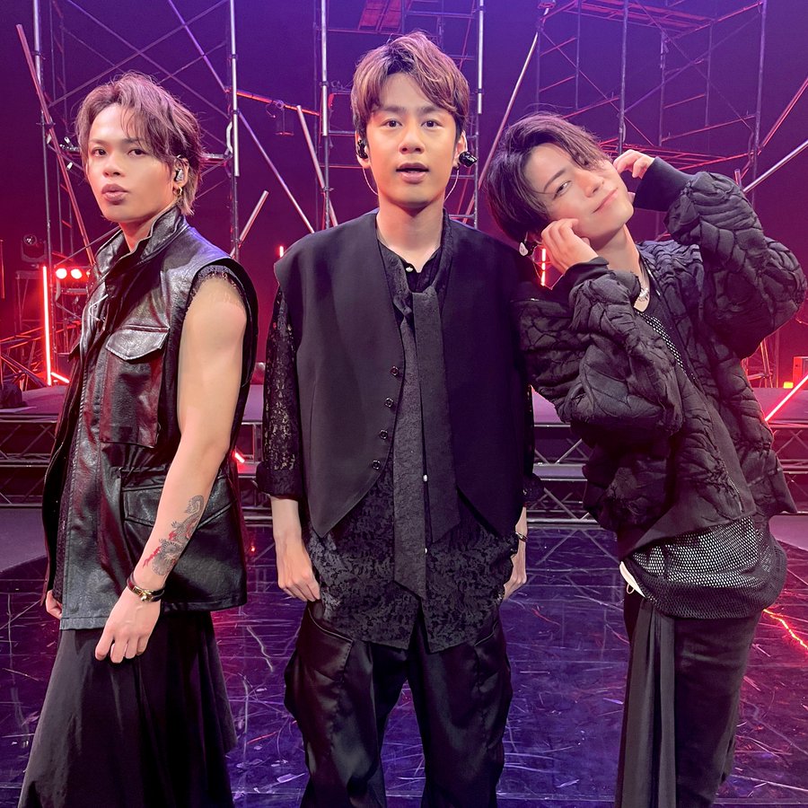 KAT-TUN・亀梨和也、上田竜也、中丸雄一、可愛すぎる表情に沼落ち！クールな黒コーデとのギャップが最強 | 歌詞検索サイト【UtaTen】ふりがな付