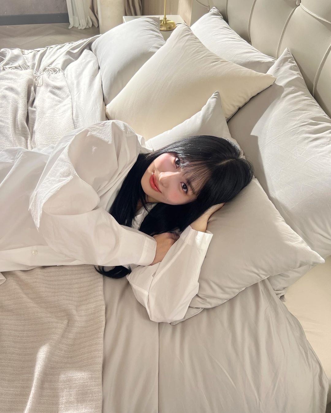 TWICE・モモ、ベッドに寝そべるパジャマ姿にドキドキ！寝起きのようなポーズでオフ感たっぷり | 歌詞検索サイト【UtaTen】ふりがな付