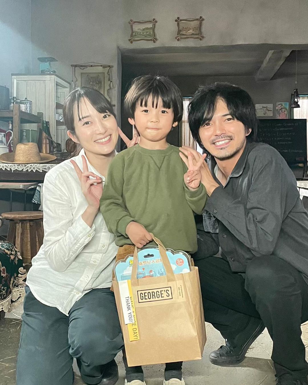 林遣都「VIVANT」親子3人の可愛い笑顔にほっこり。高梨臨との血まみれスマイルも披露 | 歌詞検索サイト【UtaTen】ふりがな付