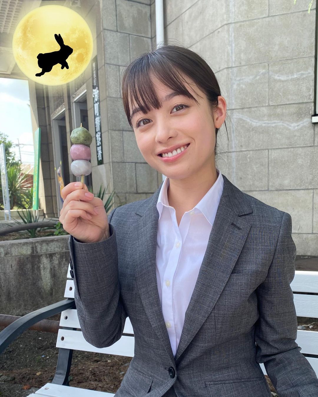橋本環奈、月より団子？まとめ髪で小顔感もアップした「トクメイ！」スーツ姿の円 | 歌詞検索サイト【UtaTen】ふりがな付