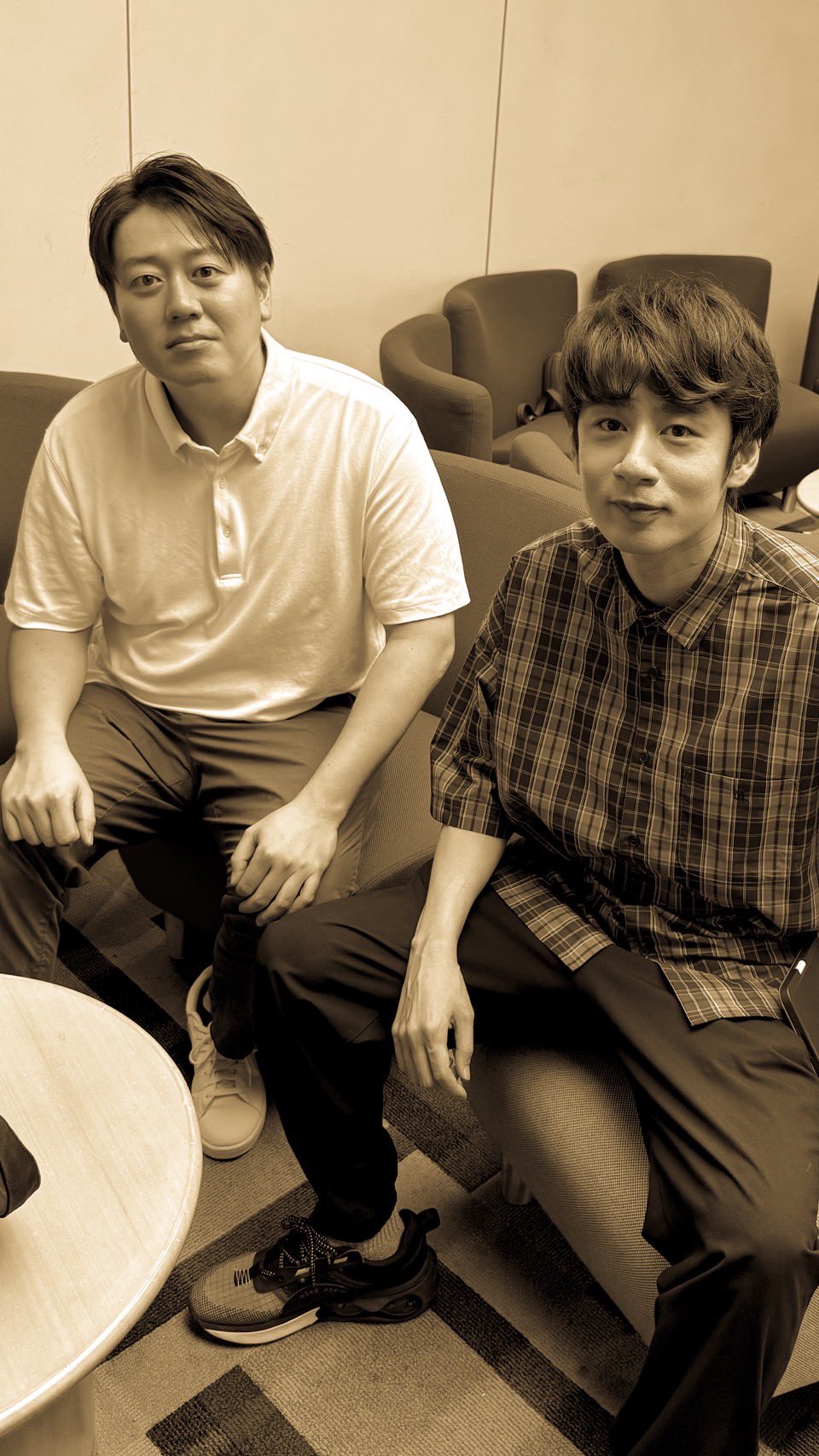 KAT-TUN・中丸雄一、安村アナとの仲良しショットにキュン！セピア色のおしゃれなオフショットを投稿 | 歌詞検索サイト【UtaTen】ふりがな付