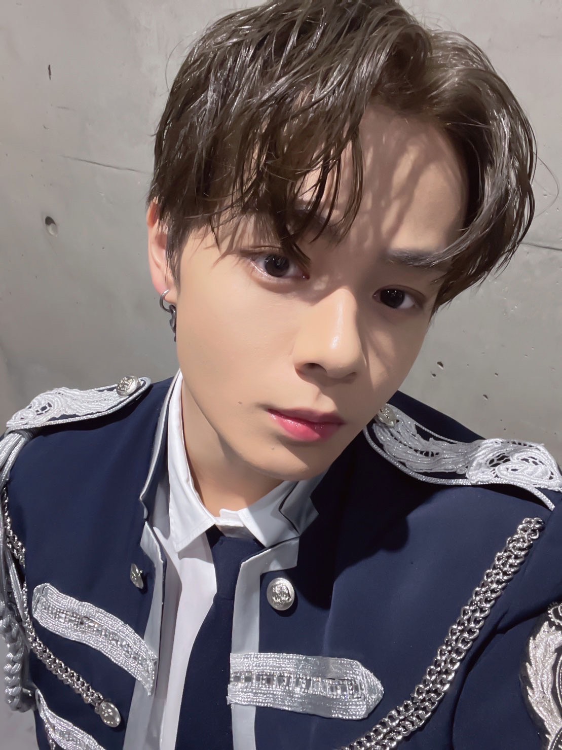 JO1・鶴房汐恩、センター分けのデコ出しビジュが最強！毎公演のメッセージにファン大喜び | 歌詞検索サイト【UtaTen】ふりがな付