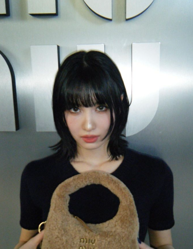 TWICE・モモ、セクシーすぎる美脚見せにドキッ！色気たっぷりなブラックコーデで美オーラ全開 | 歌詞検索サイト【UtaTen】ふりがな付