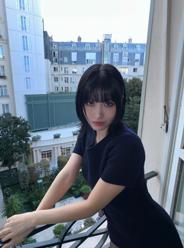 TWICE・モモ、妖艶な眼差しが色っぽい！ベッドに寝転ぶ女神に誰もがうっとり | 歌詞検索サイト【UtaTen】ふりがな付