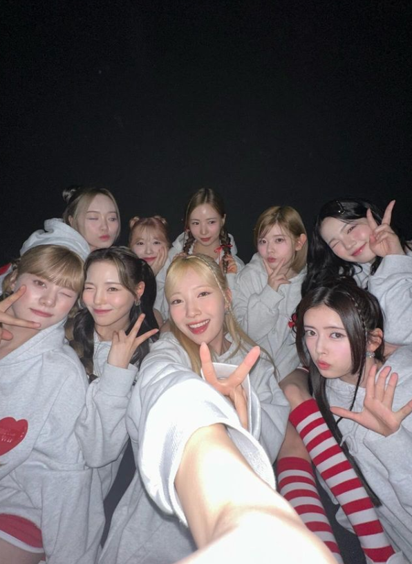 NiziU・マユカ、おちゃめな表情にキュンキュン！メンバー大集合のキュートな1枚も眼福 | 歌詞検索サイト【UtaTen】ふりがな付