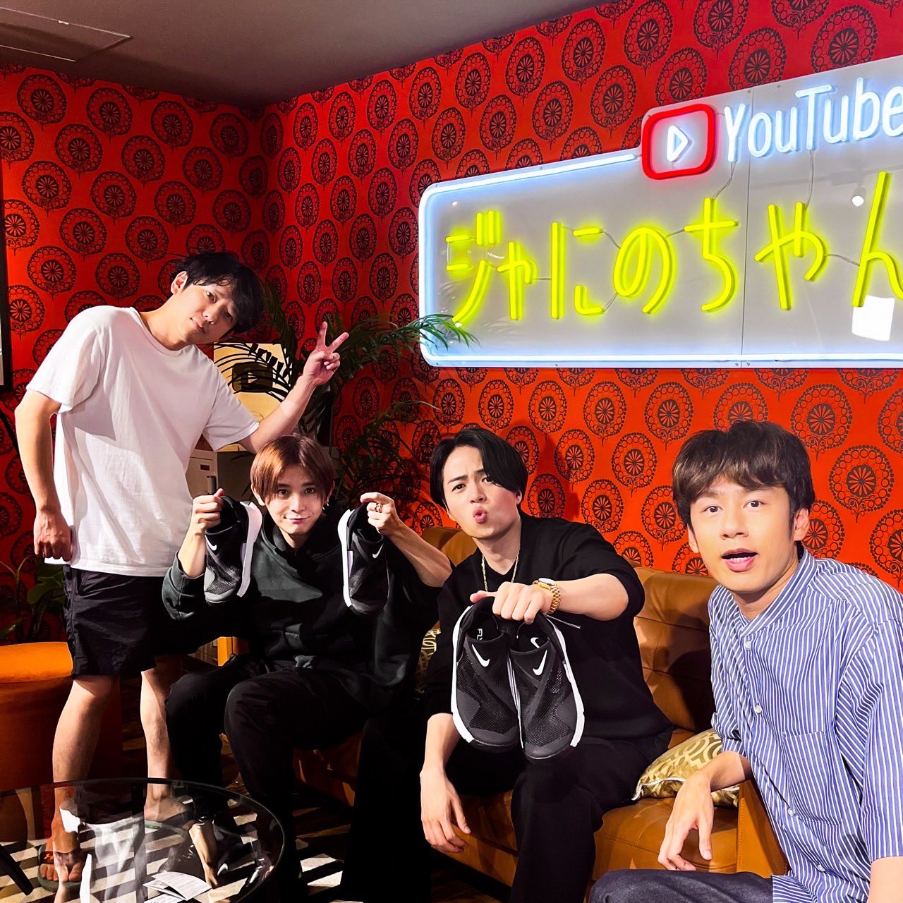 KAT-TUN・中丸雄一、仲良し兄弟の笑顔にキュンキュン！活動休止のお知らせを投稿 | 歌詞検索サイト【UtaTen】ふりがな付