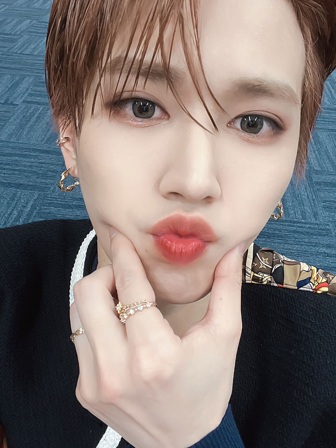 JO1・白岩瑠姫、アップのチュー顔が破壊力MAX！美人顔際立つ黒衣装姿にファン悶絶 | 歌詞検索サイト【UtaTen】ふりがな付