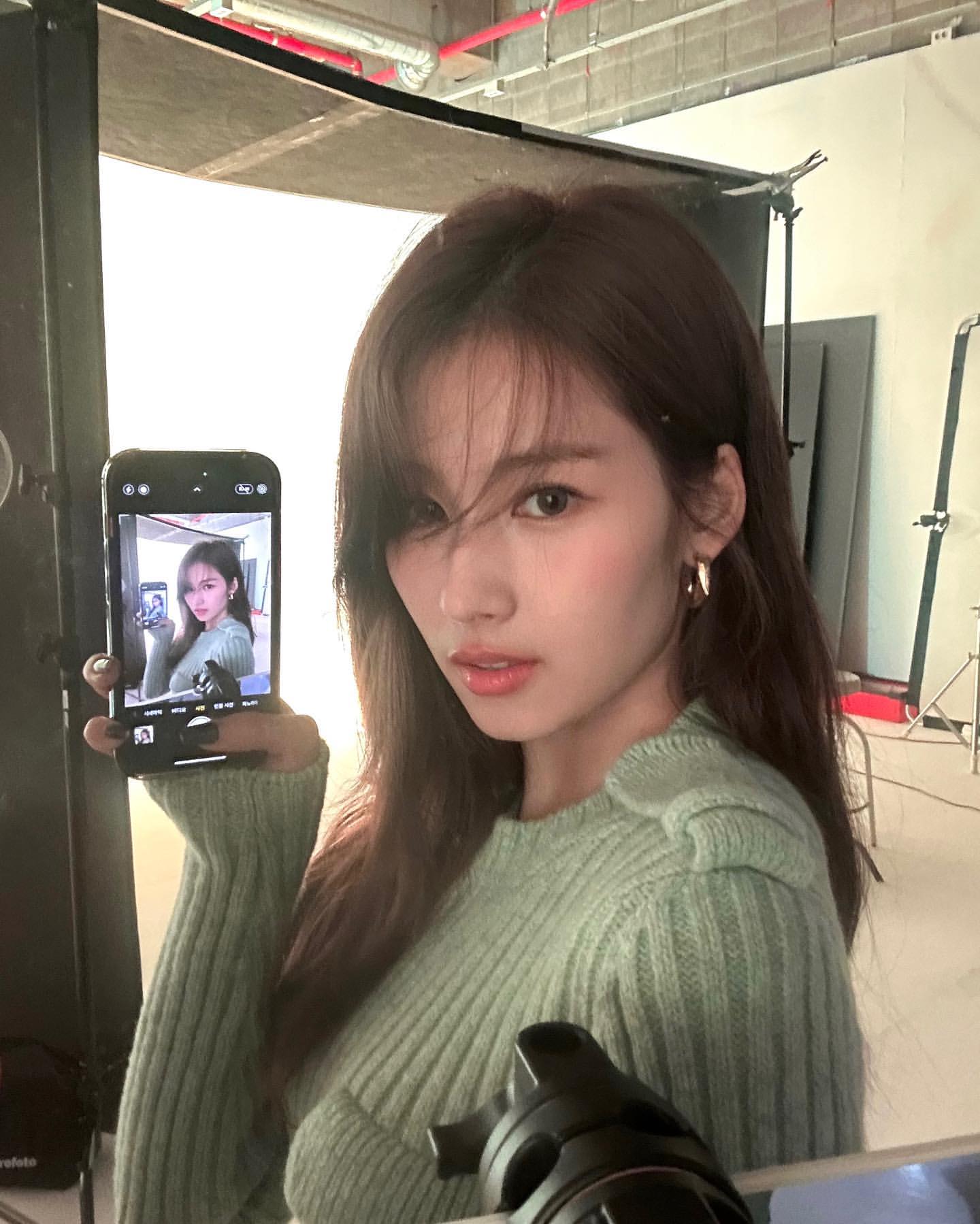 TWICE・サナ、画面の中に美しいサナがいっぱい！優しい雰囲気漂う秋冬ルック | 歌詞検索サイト【UtaTen】ふりがな付