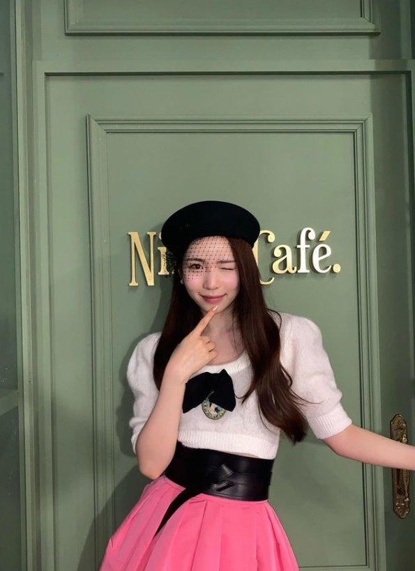 NiziU・マヤ、お嬢様感たっぷりな姿にキュン！マカロンを手に美しすぎる横顔ショットを披露 | 歌詞検索サイト【UtaTen】ふりがな付