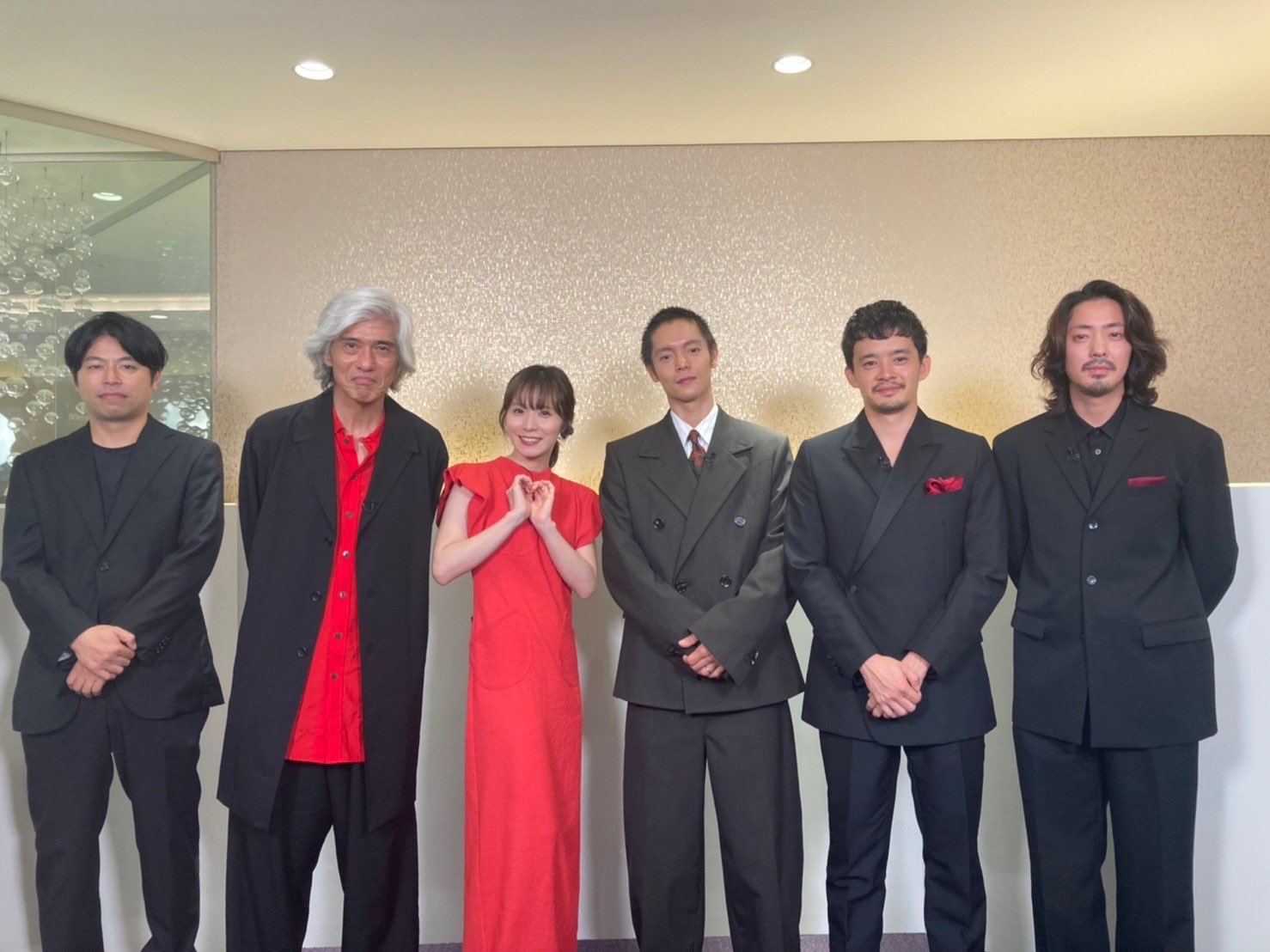 松岡茉優、紅一点のワンピ姿が華やか！「愛にイナズマ」豪華すぎる集合ショットにうっとり | 歌詞検索サイト【UtaTen】ふりがな付