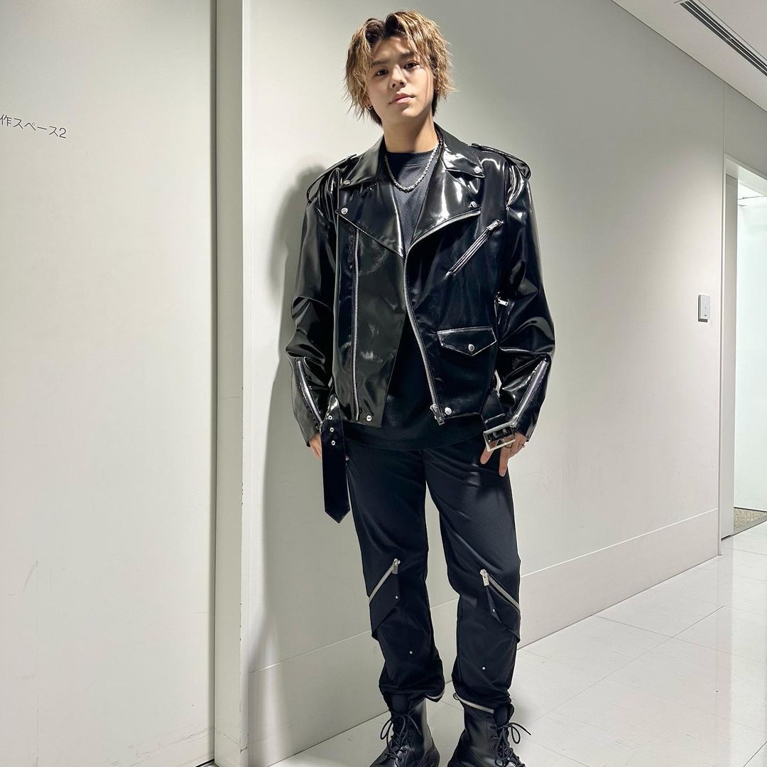 BE:FIRST・LEO、全身ブラックのスタイリッシュな立ち姿！どんな時も爆イケビジュ | 歌詞検索サイト【UtaTen】ふりがな付