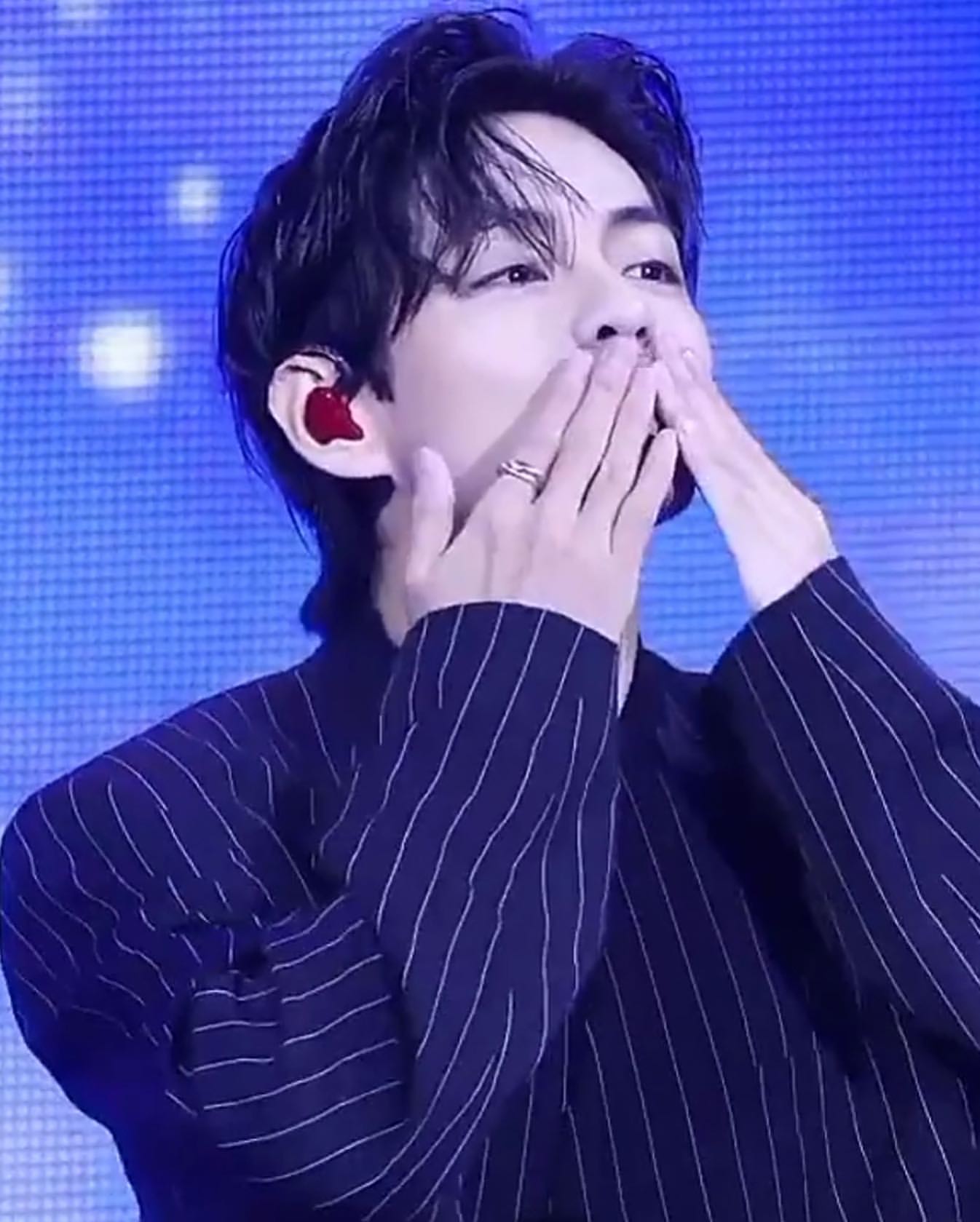 BTS・V、投げキッスに悶絶必至！ソロファンミ「VICNIC」にジミンがサプライズ登場 | 歌詞検索サイト【UtaTen】ふりがな付