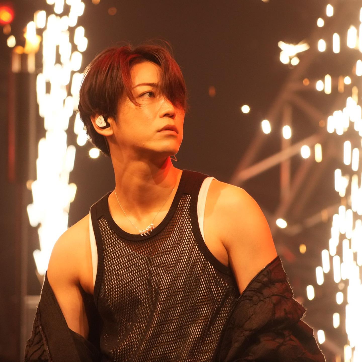 KAT-TUN・亀梨和也、ジャケットずらして美筋肉あらわ！クールセクシーな表情に魅せられる | 歌詞検索サイト【UtaTen】ふりがな付