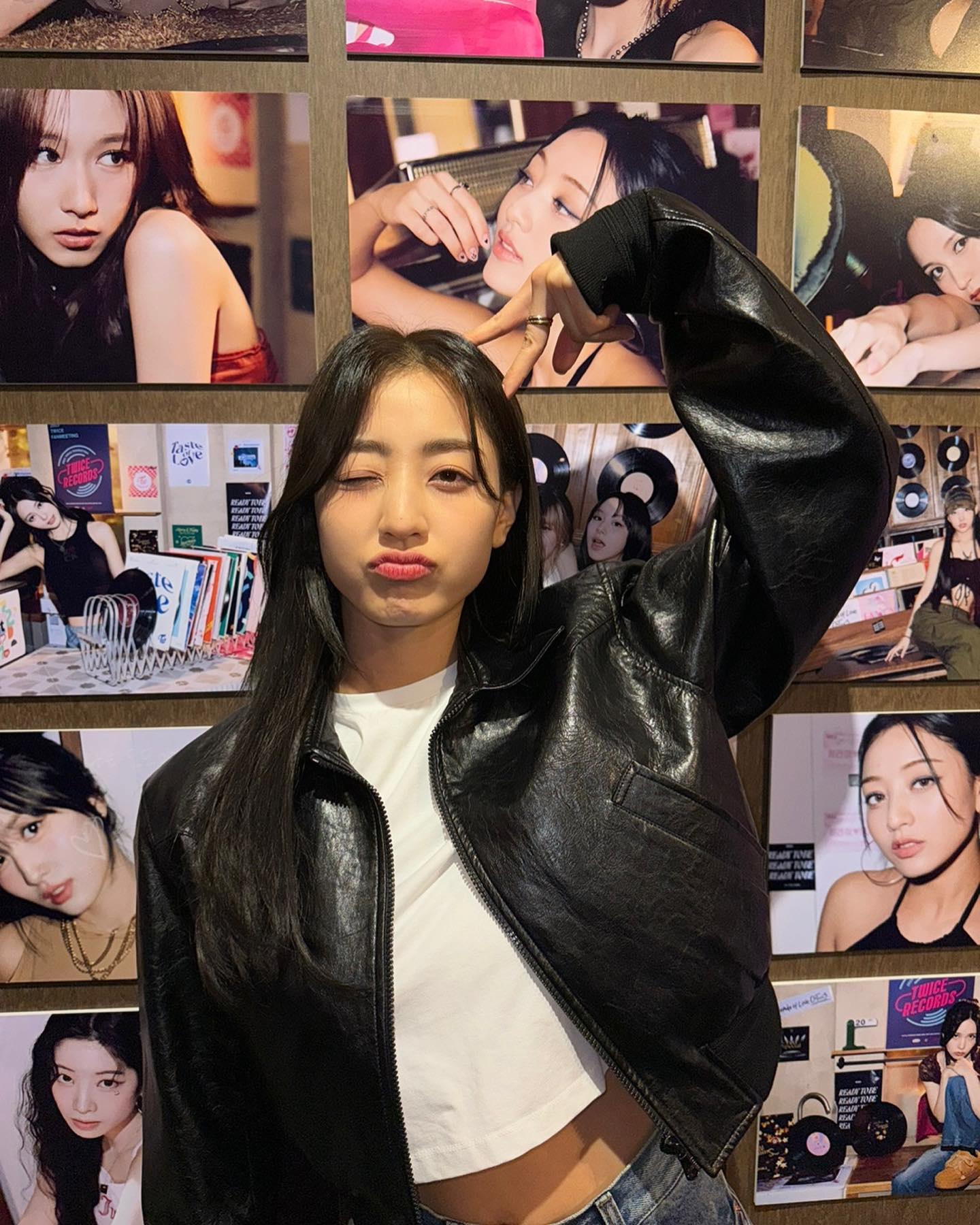 TWICE・ジヒョ、猫耳ピースにウィンクが最強の女神！ポップアップストアでキュートなぷく顔披露 | 歌詞検索サイト【UtaTen】ふりがな付