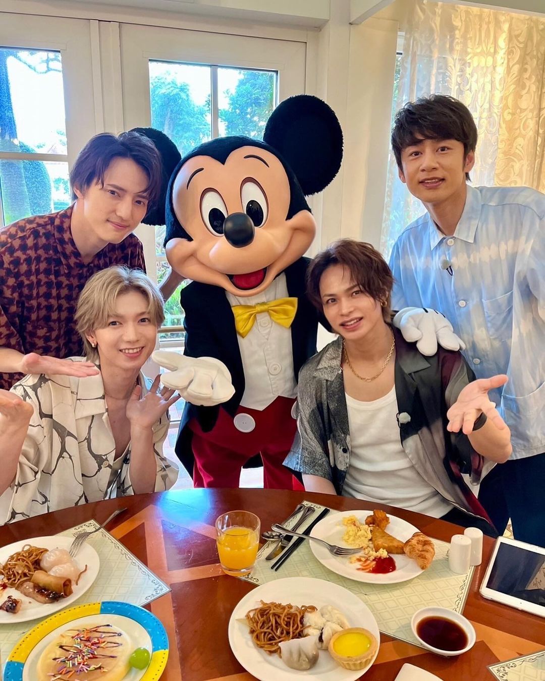 KAT-TUN・上田竜也&中丸雄一、ミッキーマウスと可愛い笑顔！Travis Japanの2人も一緒に夢の国 | 歌詞検索サイト【UtaTen】ふりがな付