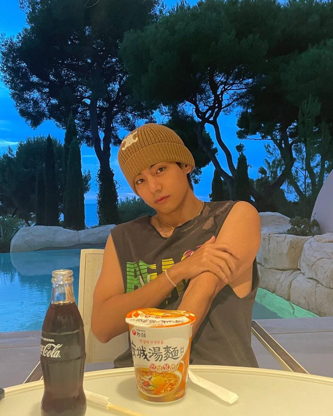 BTS・V、プールサイドでカップラーメン？彼氏感ある視線も美し過ぎてドキドキ必至 | 歌詞検索サイト【UtaTen】ふりがな付