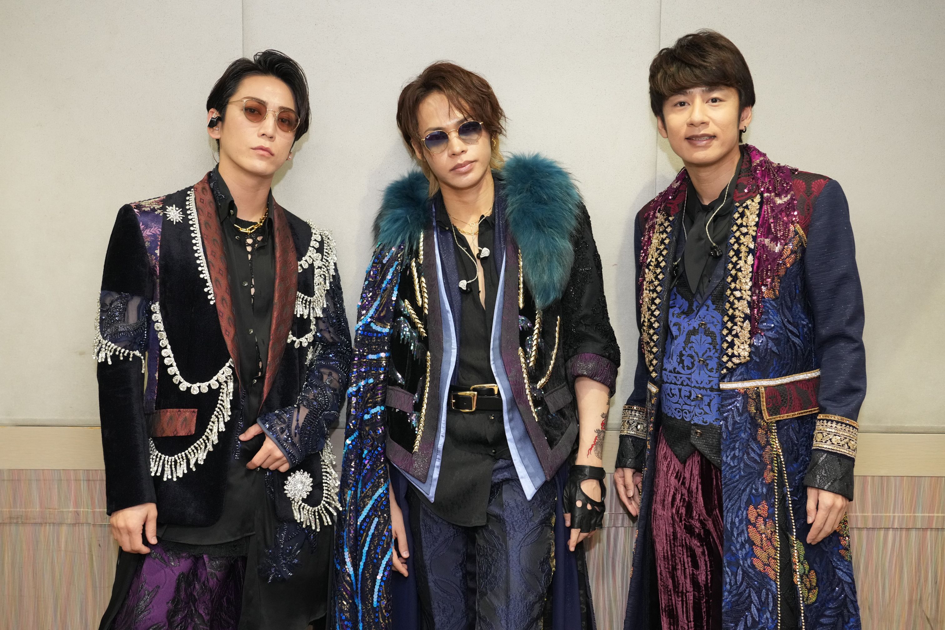 KAT-TUN、ゴージャスな衣装をまとってビジュ爆発！治安悪めなサングラス姿でオーラダダ漏れなキメ顔 | 歌詞検索サイト【UtaTen】ふりがな付