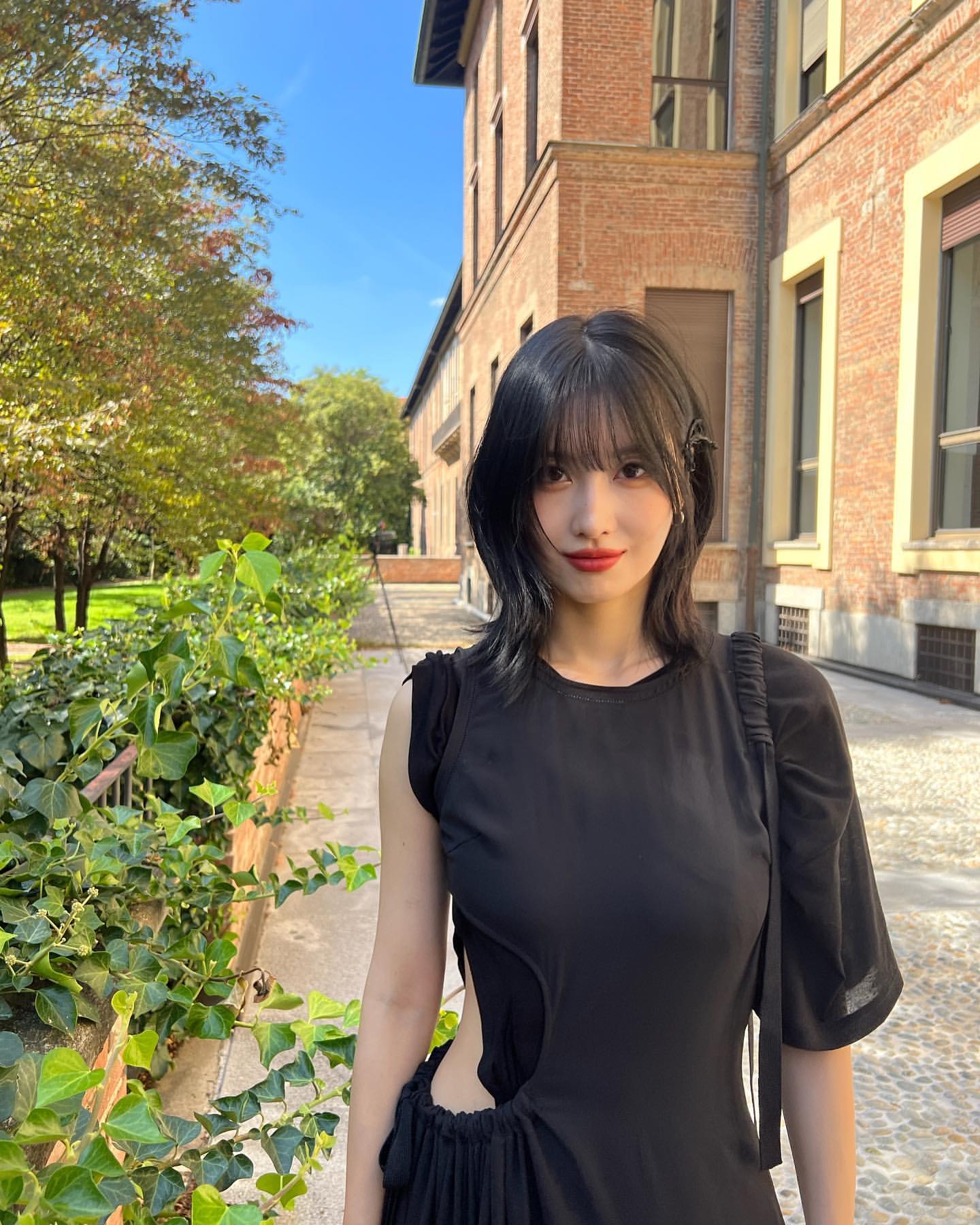 TWICE・モモ、大胆にカットアウトされたワンピース姿！チラ見えするくびれた美ウエストと目力にドキドキ | 歌詞検索サイト【UtaTen】ふりがな付