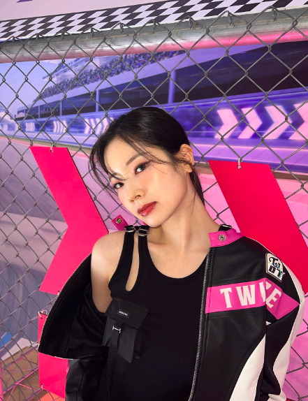 TWICE・ダヒョン、美人すぎるレーサーに？！セクシーなインナー肩チラにドキドキ | 歌詞検索サイト【UtaTen】ふりがな付