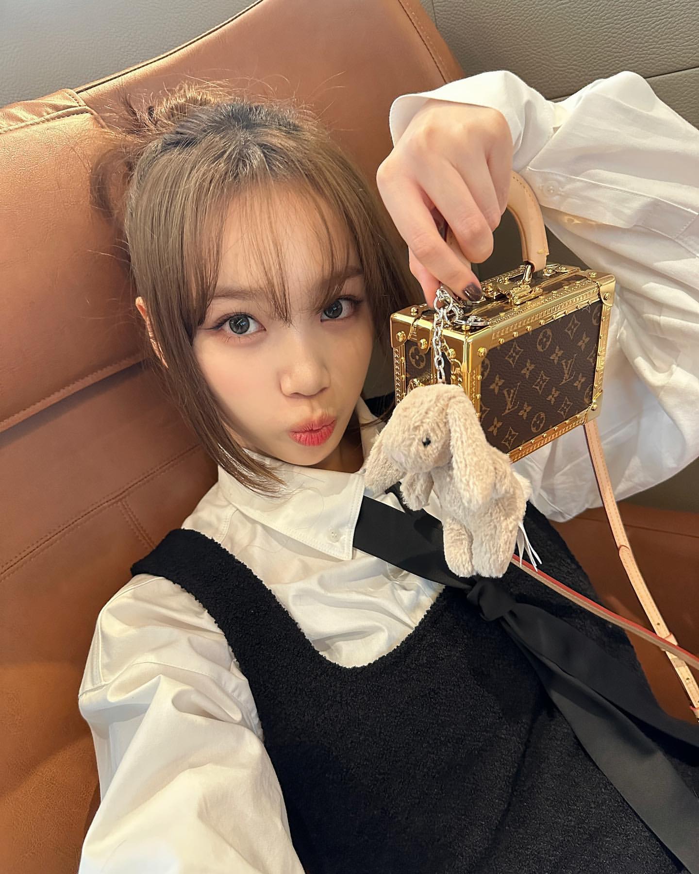 LE SSERAFIM・チェウォン、ウサギのマスコットと一緒にLAへ！活動再開でユンジンも「オンニ待ってる」とコメント | 歌詞検索サイト【UtaTen】ふりがな付