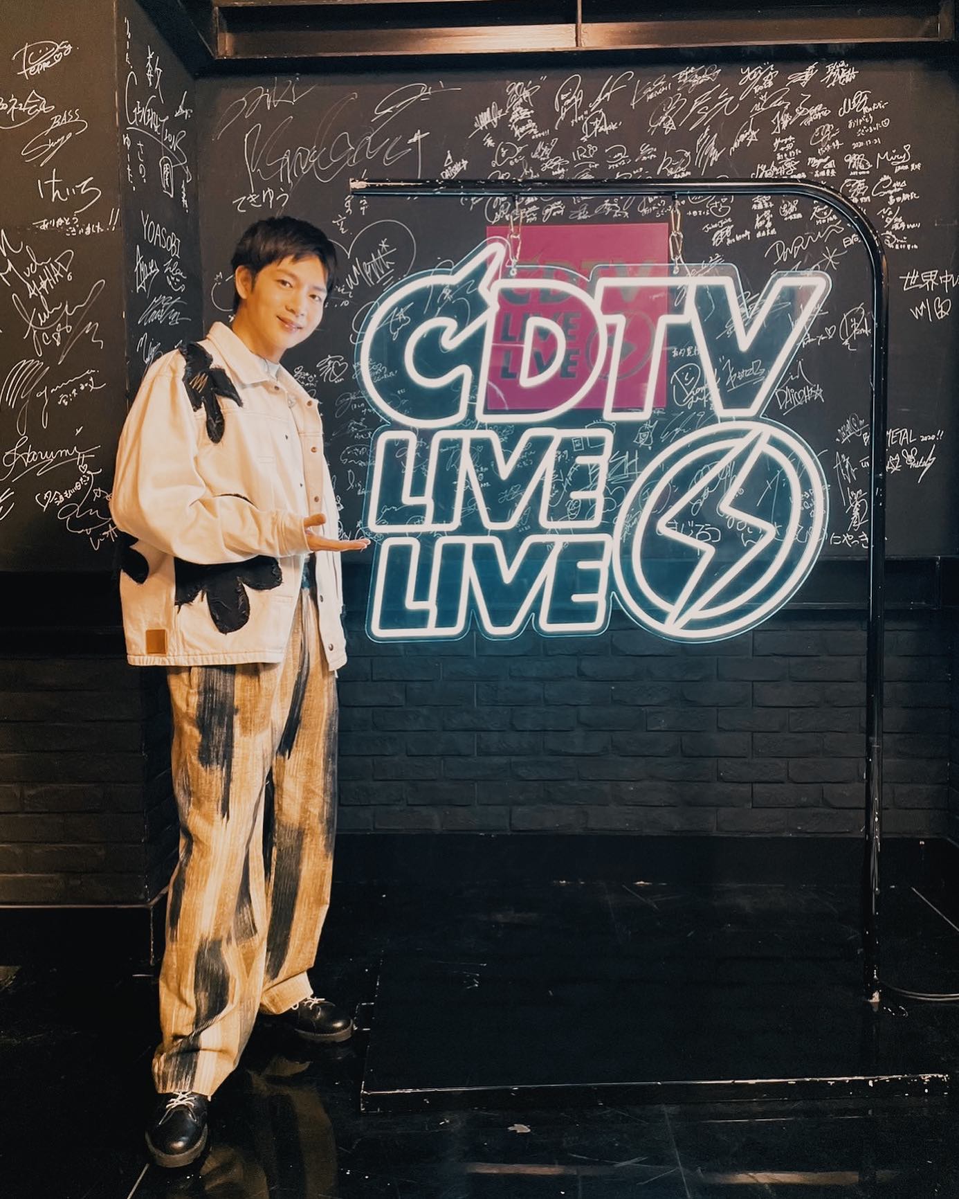 松下洸平、爽やかさ際立つシックな衣装姿！「CDTV ライブ! ライブ!」出演で「楽しかったですうー！」 | 歌詞検索サイト【UtaTen】ふりがな付