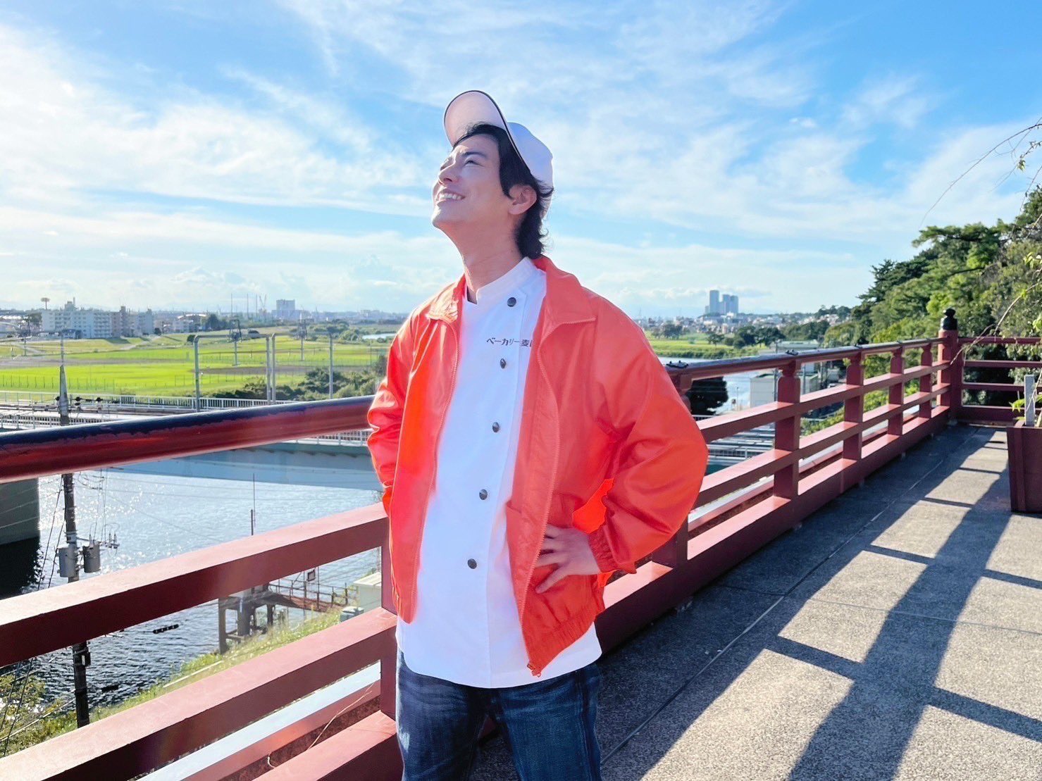 佐藤健、青空を眺める爽やか笑顔！「義母と娘のブルース」麦田ビジュにほっこり | 歌詞検索サイト【UtaTen】ふりがな付