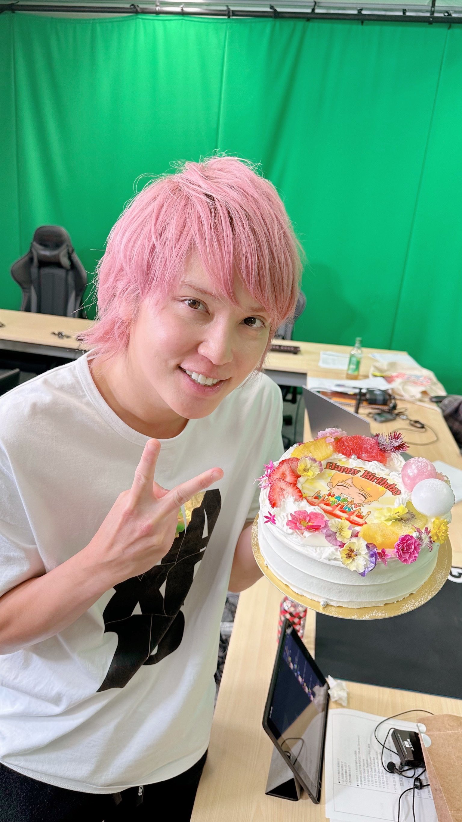 手越祐也、Wバースデーケーキにご満悦！無邪気な手越スマイルにキュンが止まらない | 歌詞検索サイト【UtaTen】ふりがな付