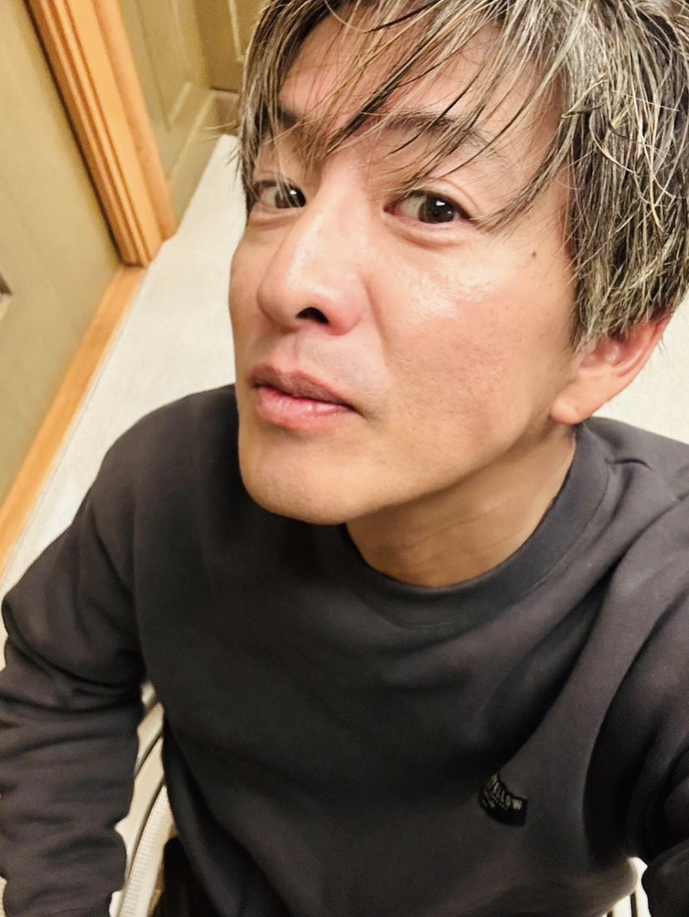 木村拓哉、51歳になって初の顔出しオフショット。ツルツル美肌でさっぱりんこ！ | 歌詞検索サイト【UtaTen】ふりがな付